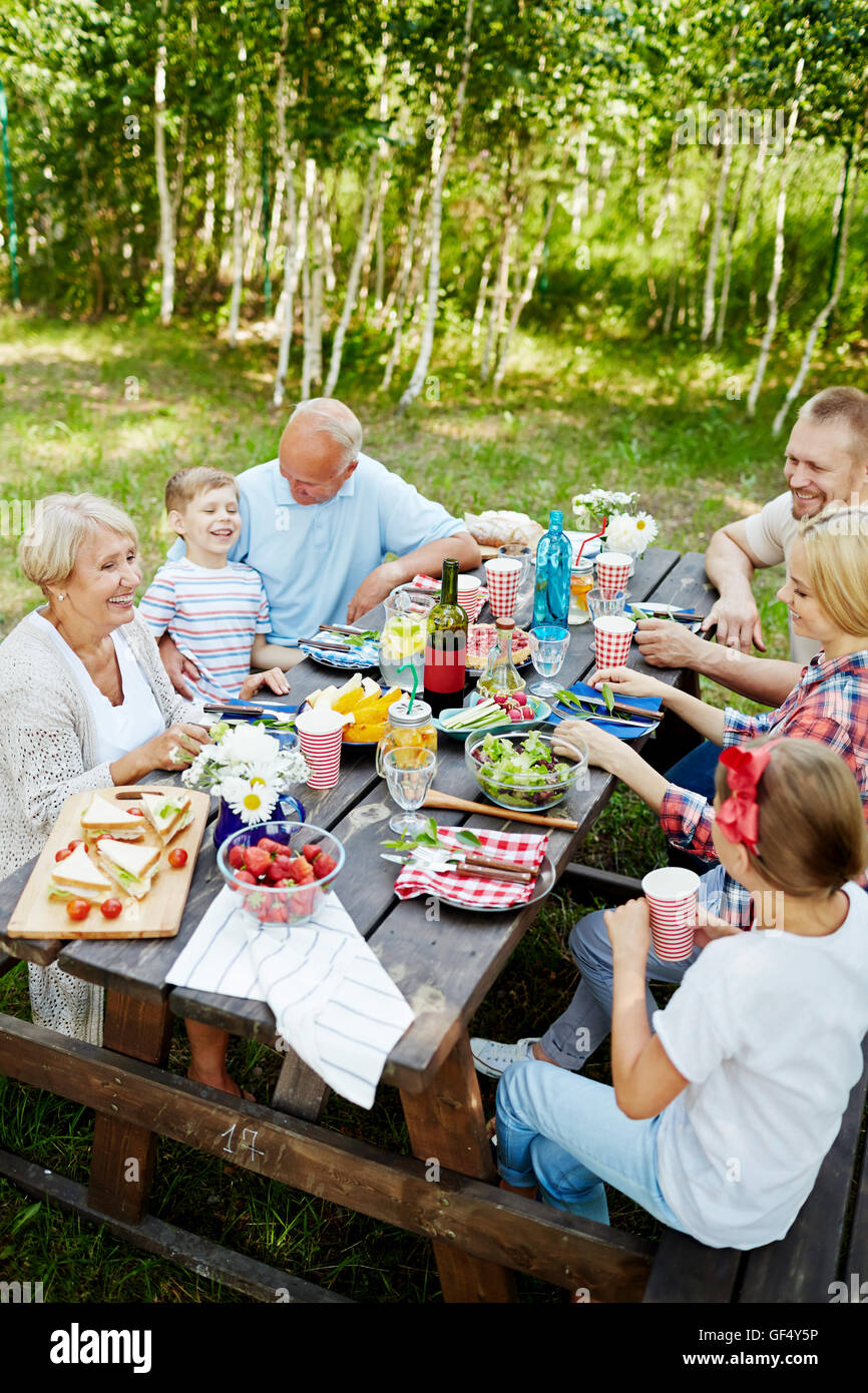 Family Picnic Table Food Stock Photos & Family Picnic Table Food Stock ...