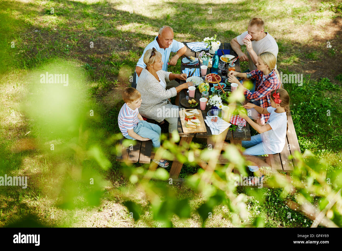 Family eating outdoor tomato hi-res stock photography and images - Alamy
