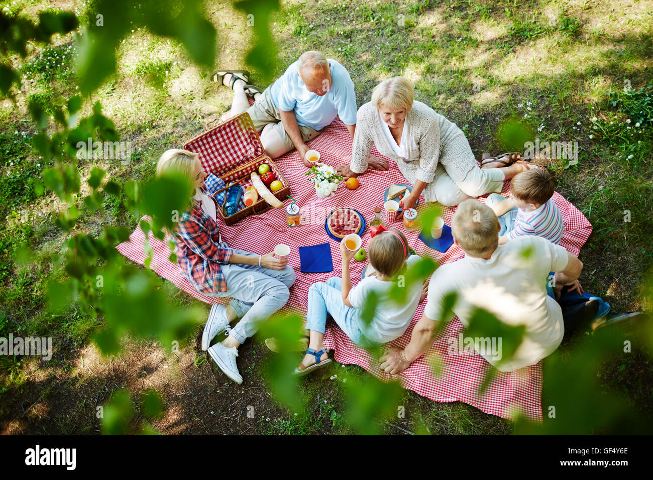 Lawn picnic hi-res stock photography and images - Alamy