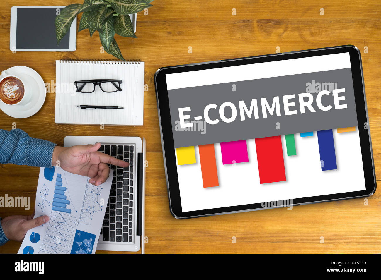 E-commerce Internet Global Marketing shopping Businessman working at ...