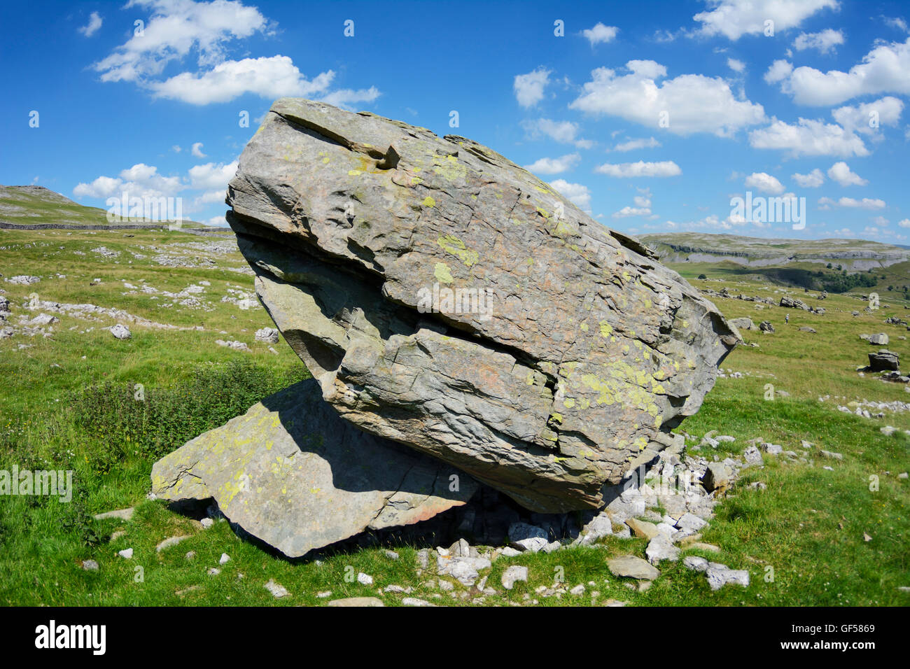 Norber erratics hi-res stock photography and images - Alamy