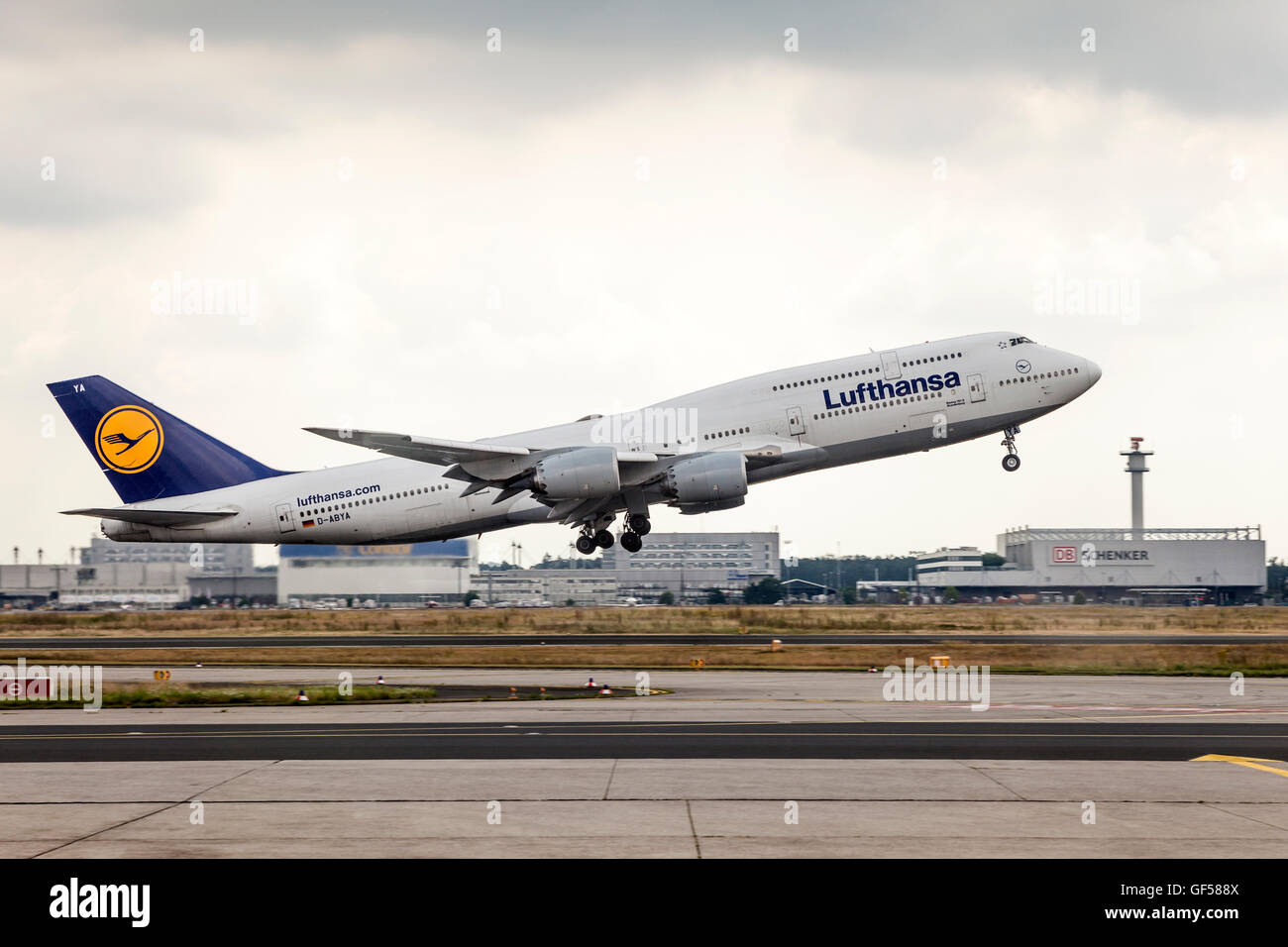 Boeing takeoff hi-res stock photography and images - Alamy