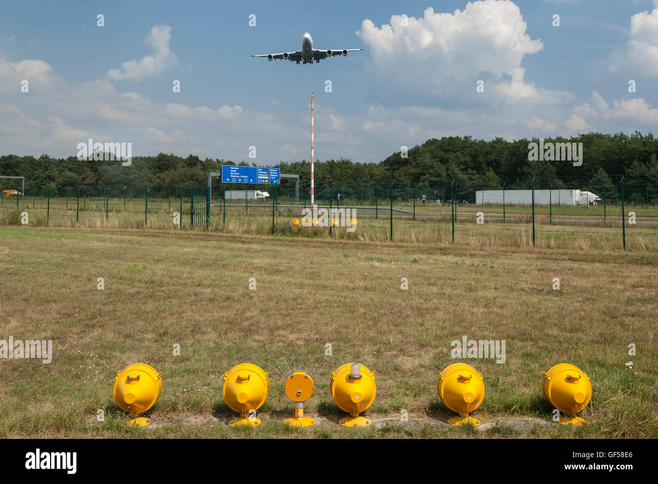 Arrival landing hi-res stock photography and images - Alamy