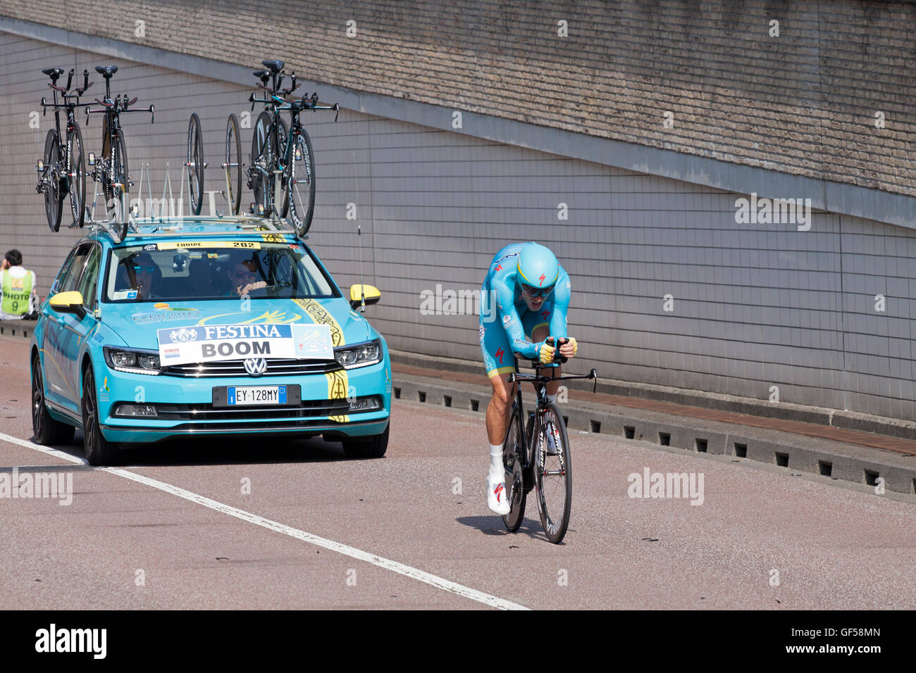 Professional cyclist time trial spectators hi-res stock photography and ...
