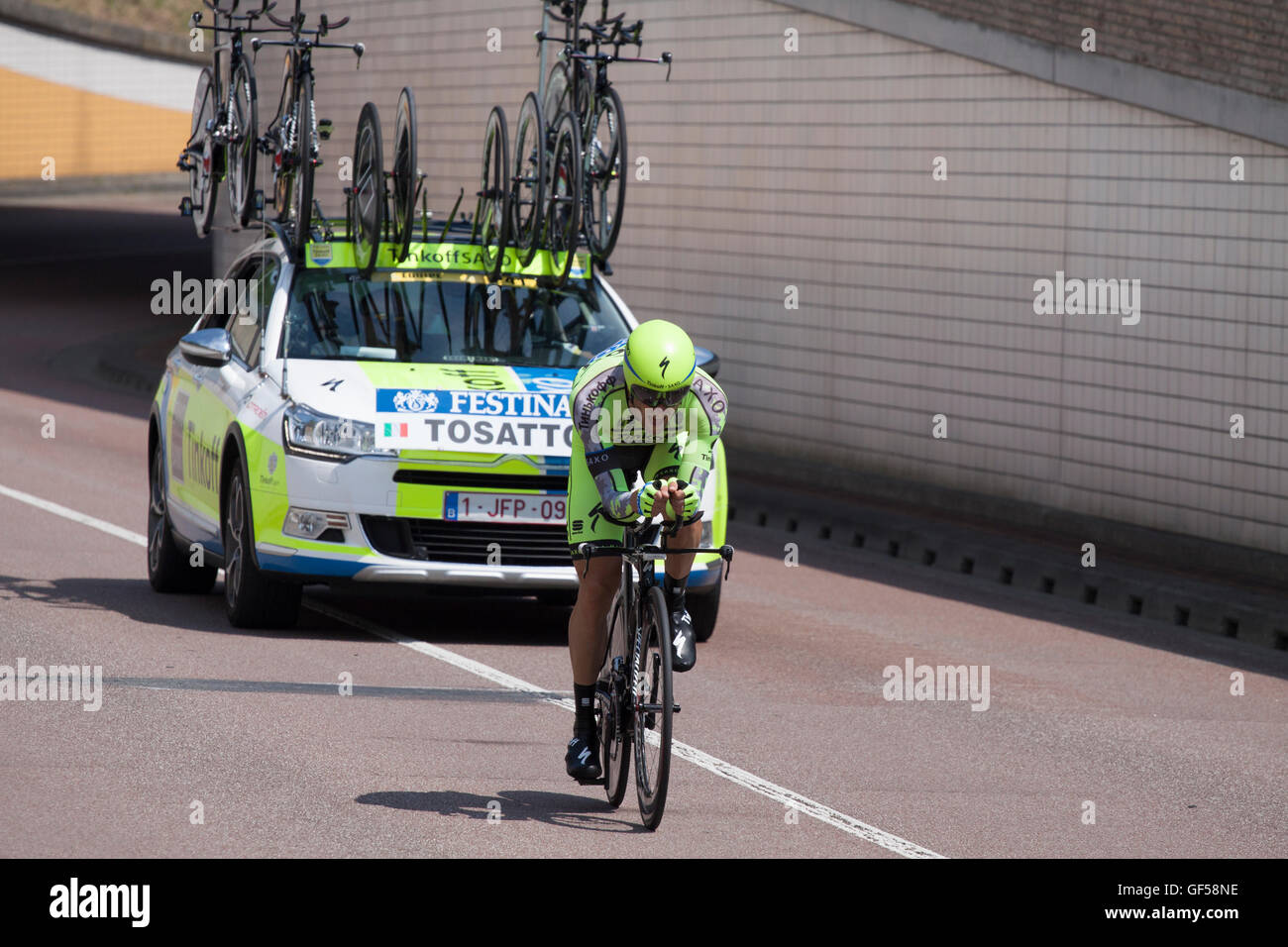 Professional cyclist time trial spectators hi-res stock photography and ...