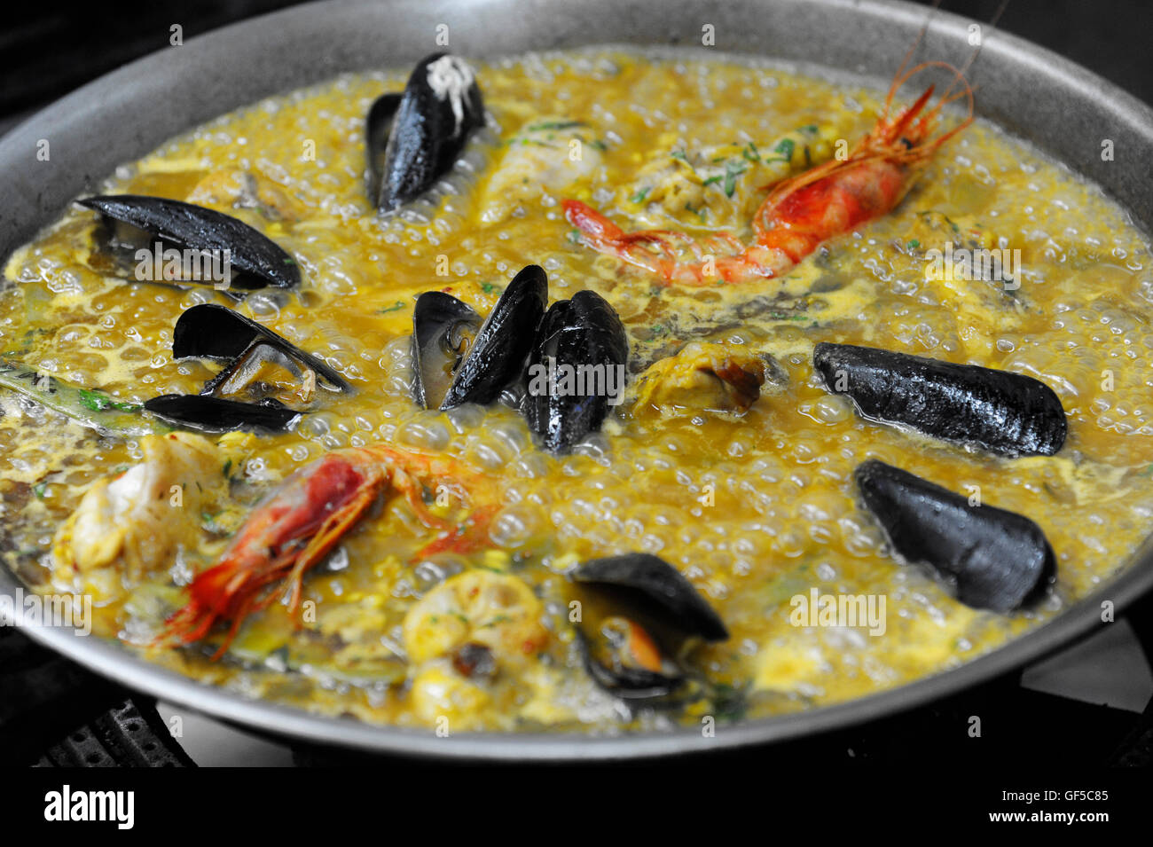 Preparing a paella in the restaurant kitchen Stock Photo - Alamy