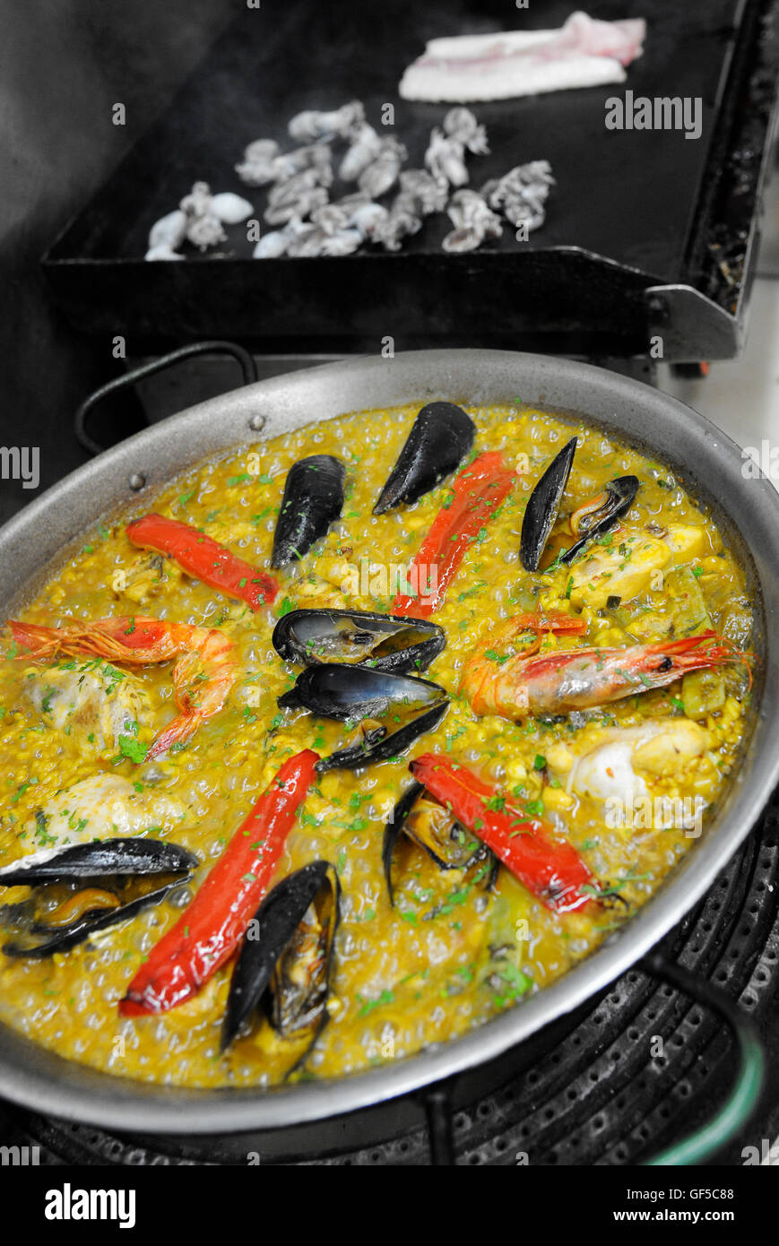 Preparing a paella in the restaurant kitchen Stock Photo - Alamy