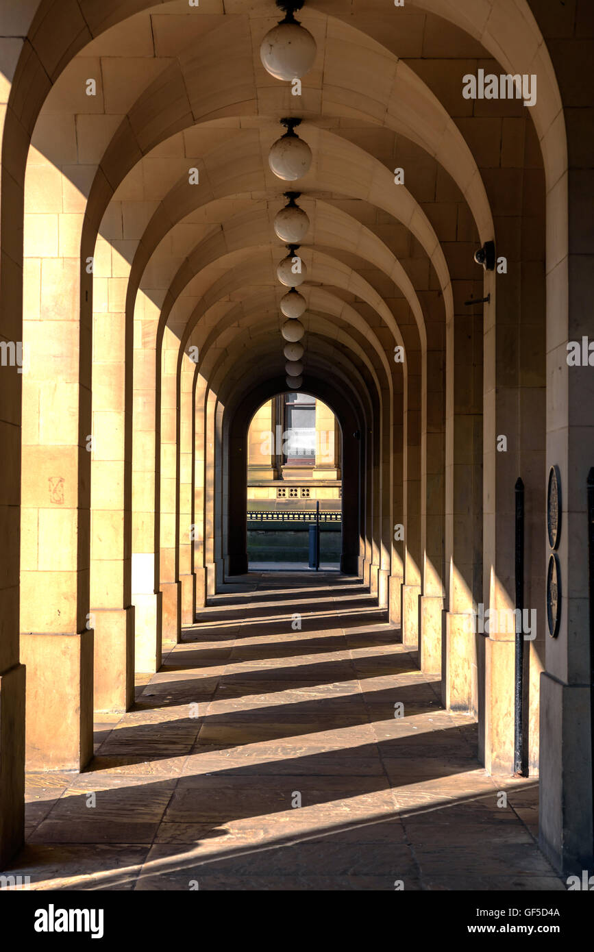Alley through columns hi-res stock photography and images - Alamy