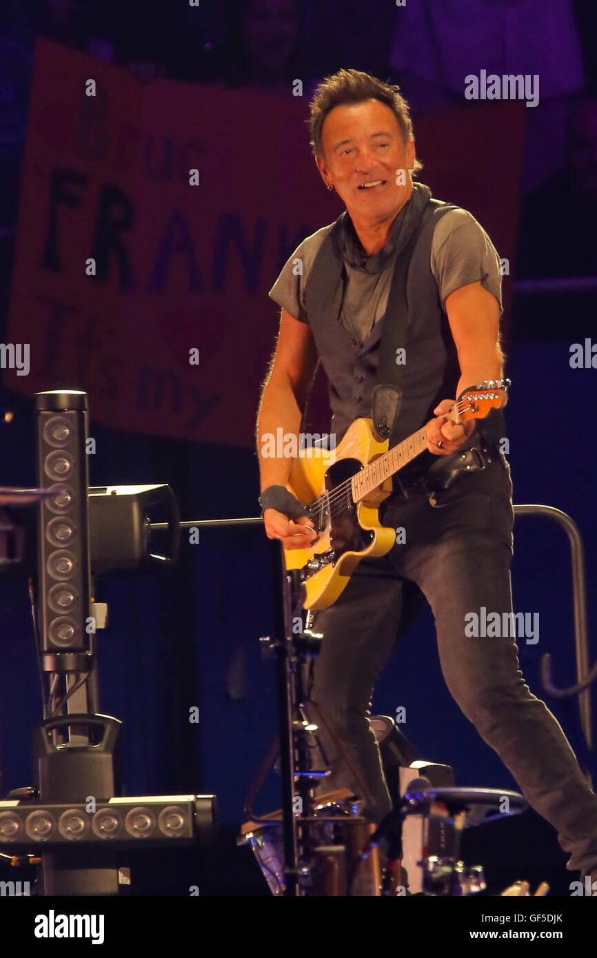 LOS ANGELES CA : Bruce Springsteen And The E Street Band performing ...