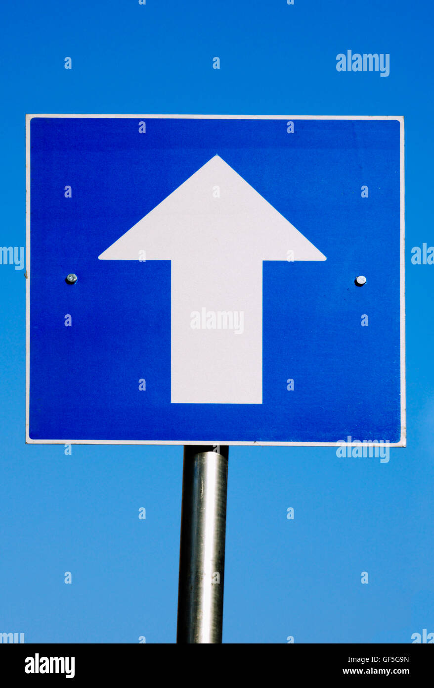 One way traffic sign on blue sky background Stock Photo - Alamy