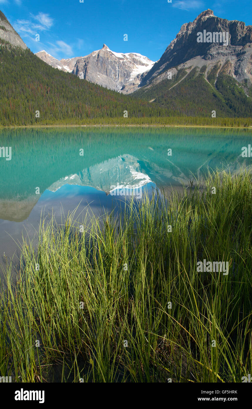 Emerald lake landscape hi-res stock photography and images - Alamy