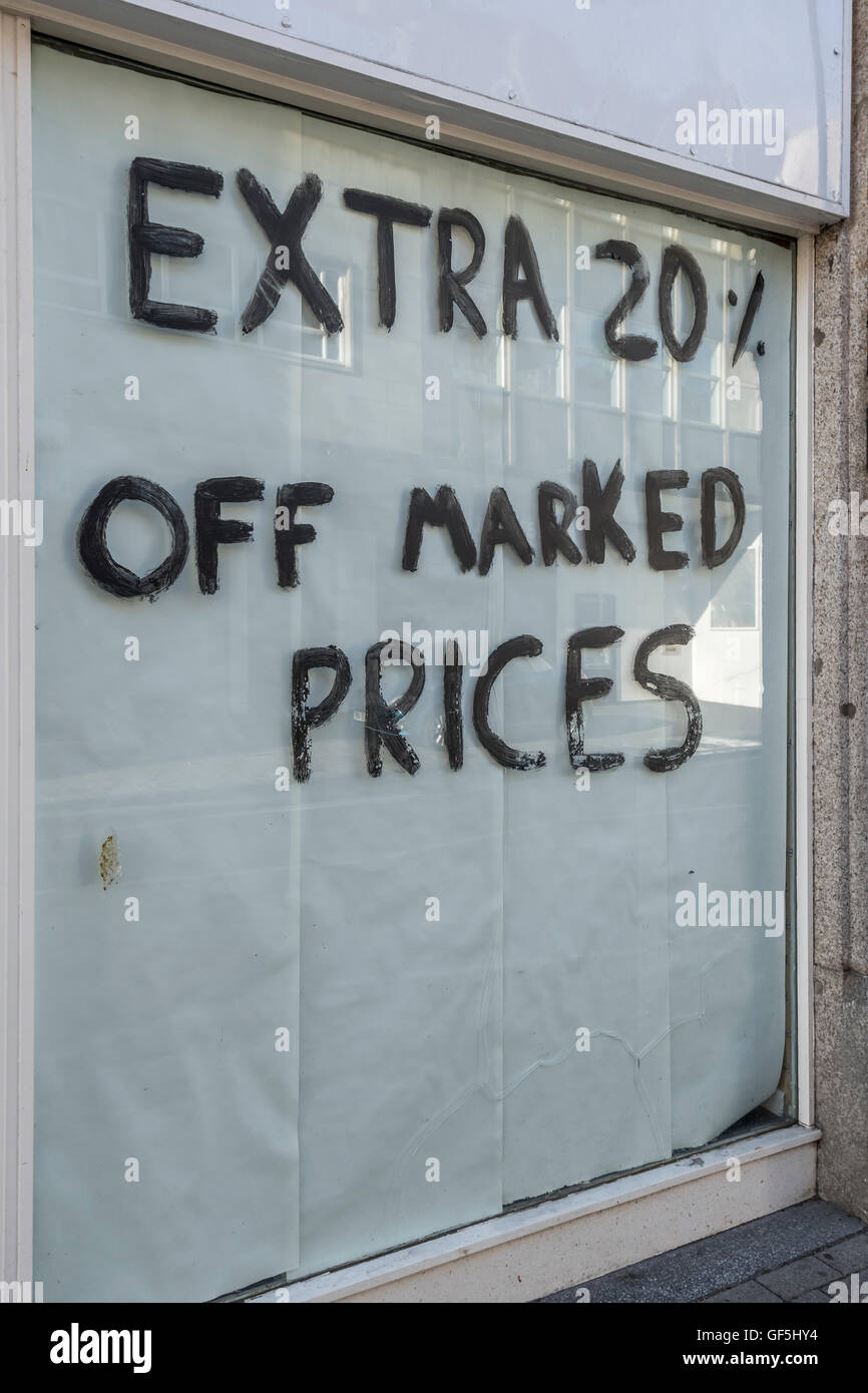 Shop Closing Down sign. Metaphor recession, economic slow-down, falling ...