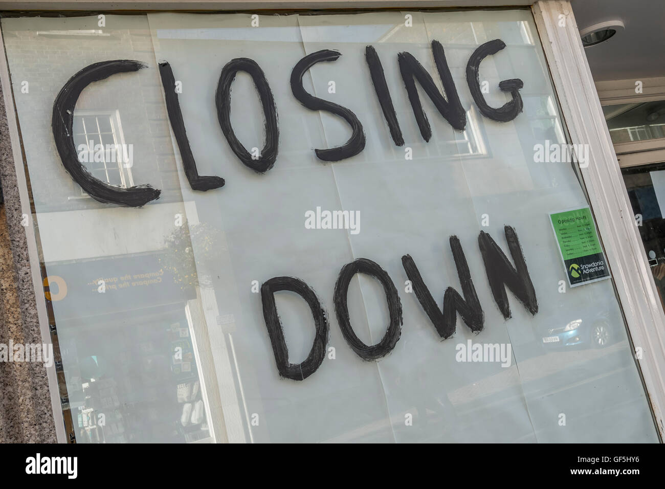 Shop Closing Down sign. Metaphor recession, economic slow-down, falling ...