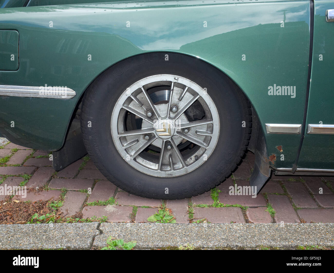 Alloy wheel hi-res stock photography and images - Alamy