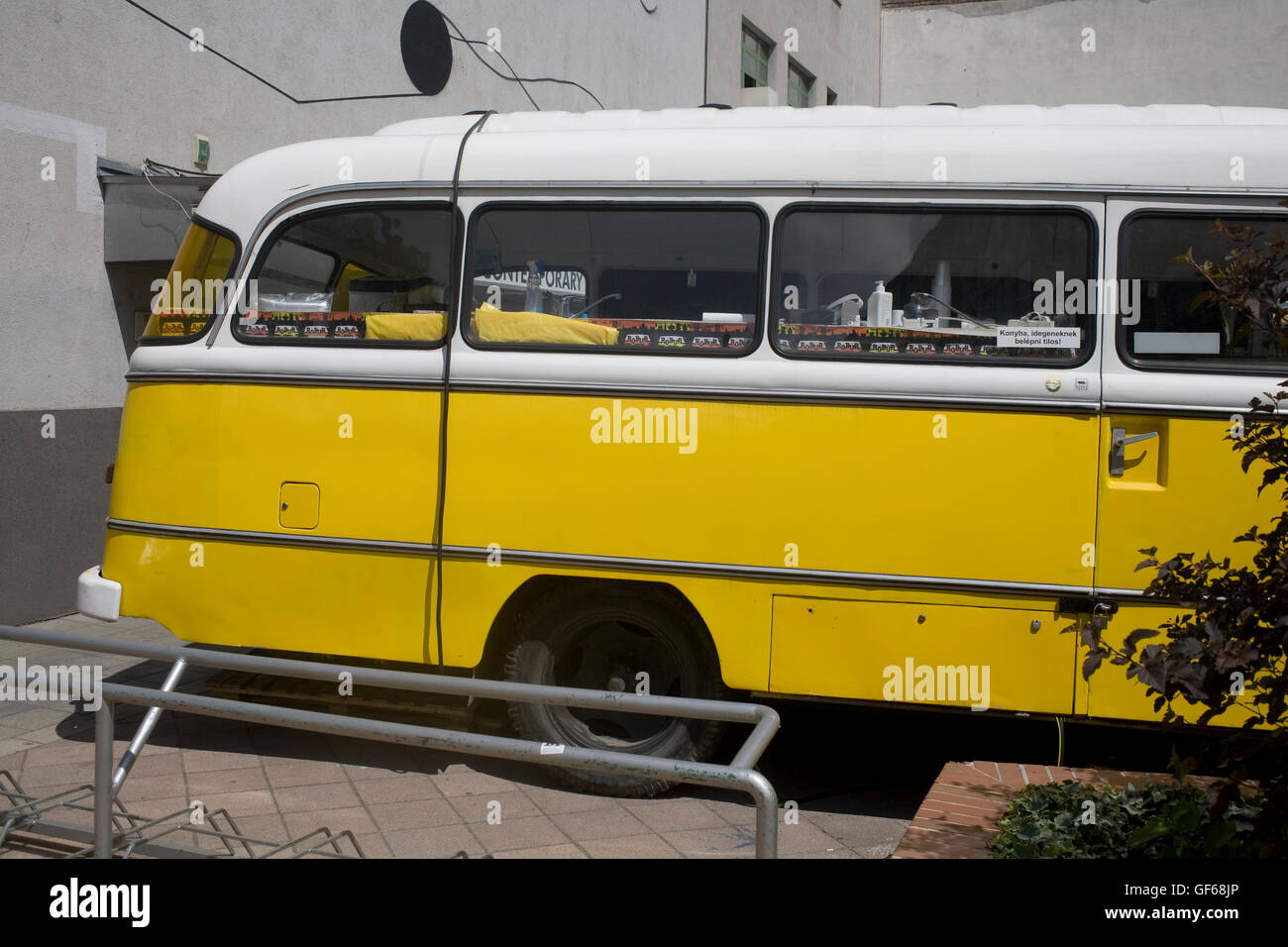 Yellow camper van hi-res stock photography and images - Alamy