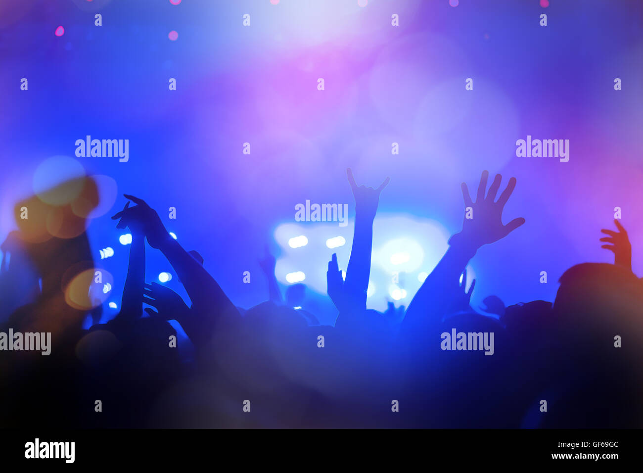 Crowd of people partying hi-res stock photography and images - Alamy