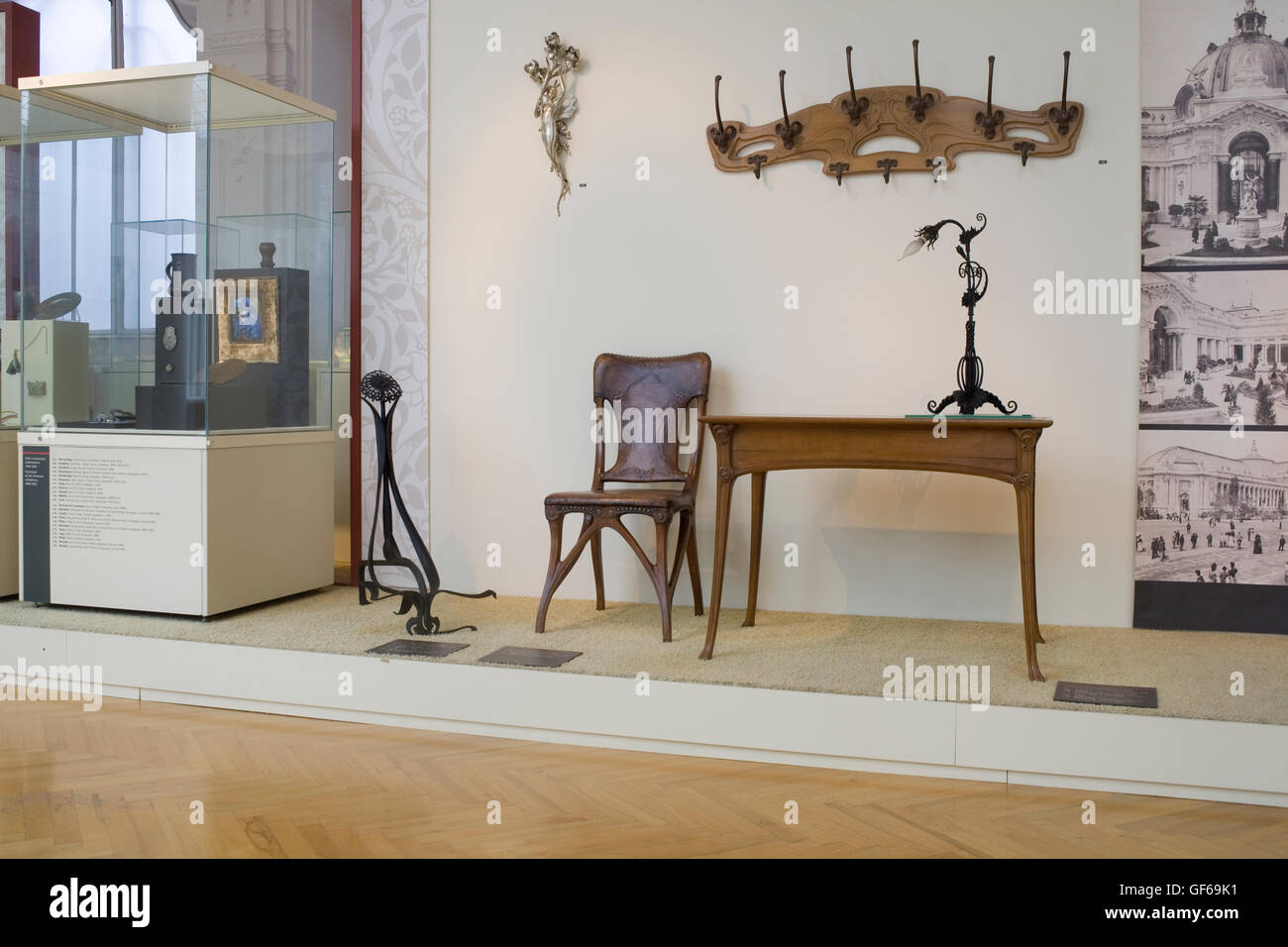 Display case museum hi-res stock photography and images - Alamy
