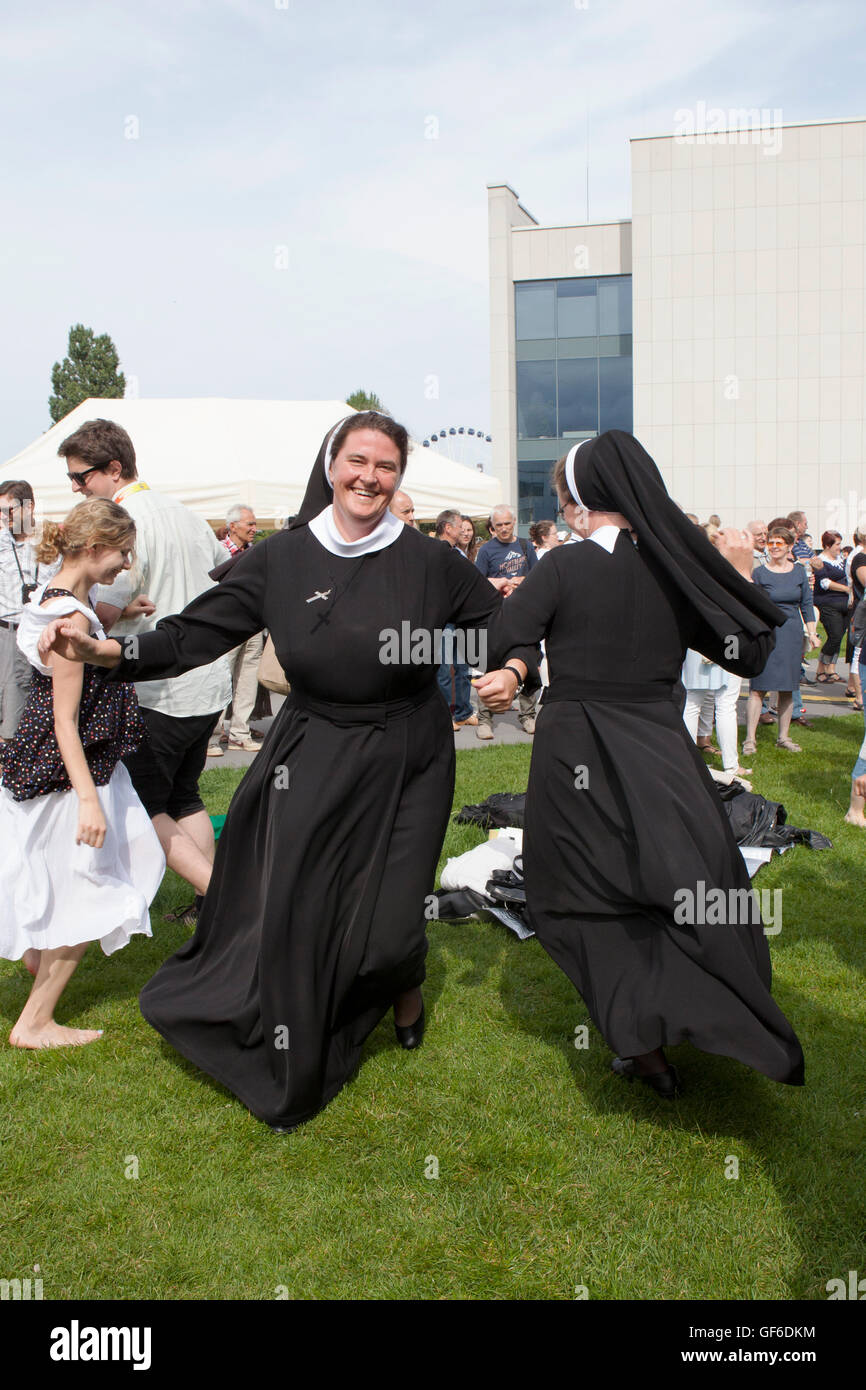 Dancing Nuns - world youth days, światowe dni młodzieży Stock Photo - Alamy