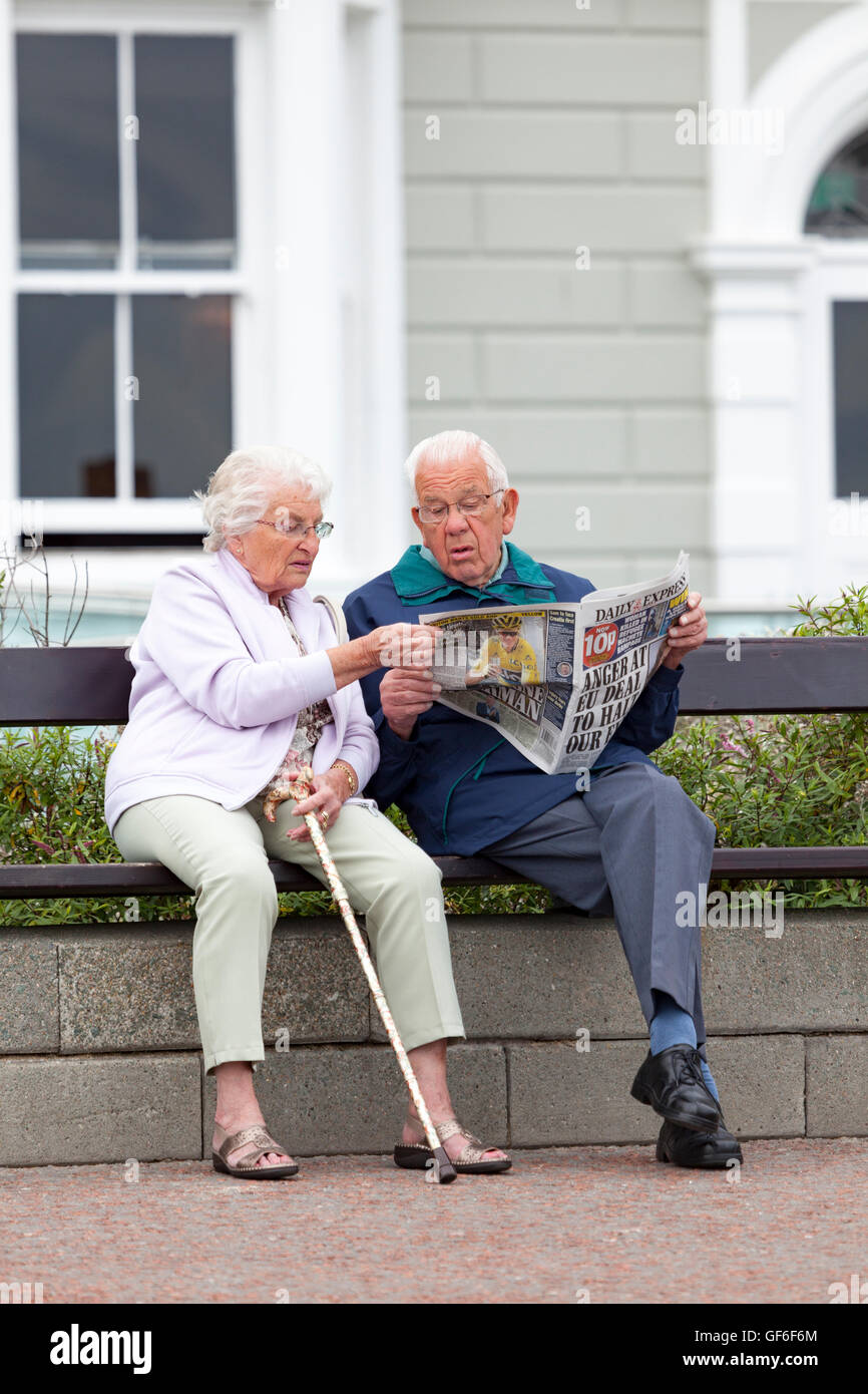 Family visiting elderly people hi-res stock photography and images - Alamy