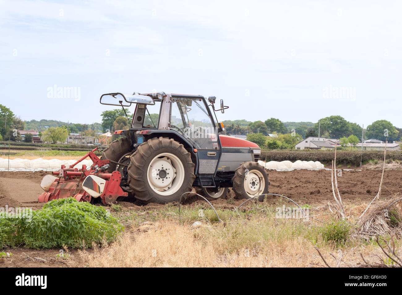 Empty tractor farm hi-res stock photography and images - Alamy