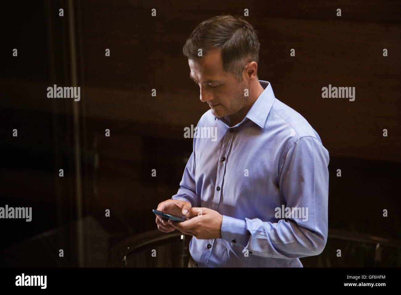 Man text messaging on mobile phone Stock Photo - Alamy