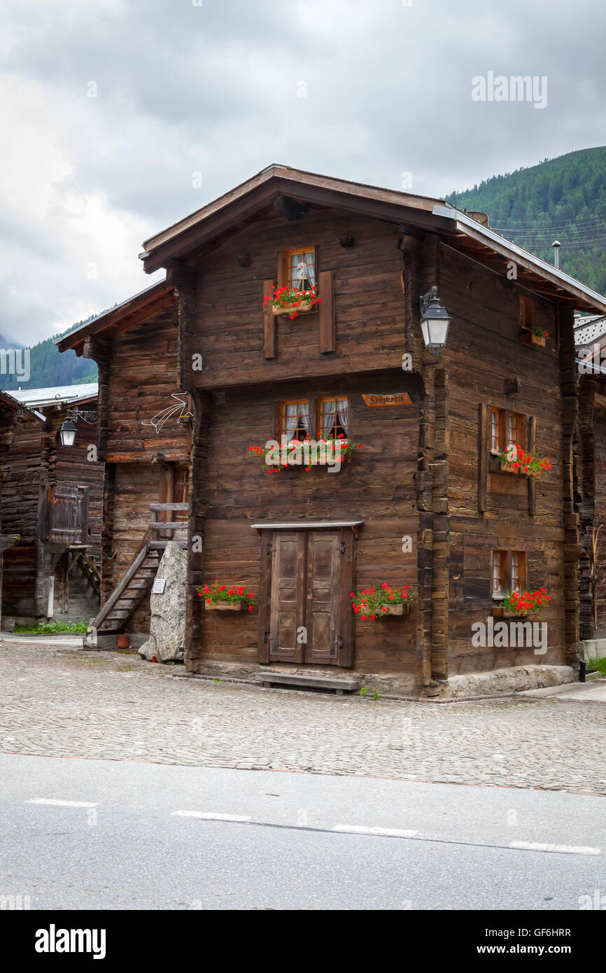Traditional Swiss chalet Stock Photo - Alamy