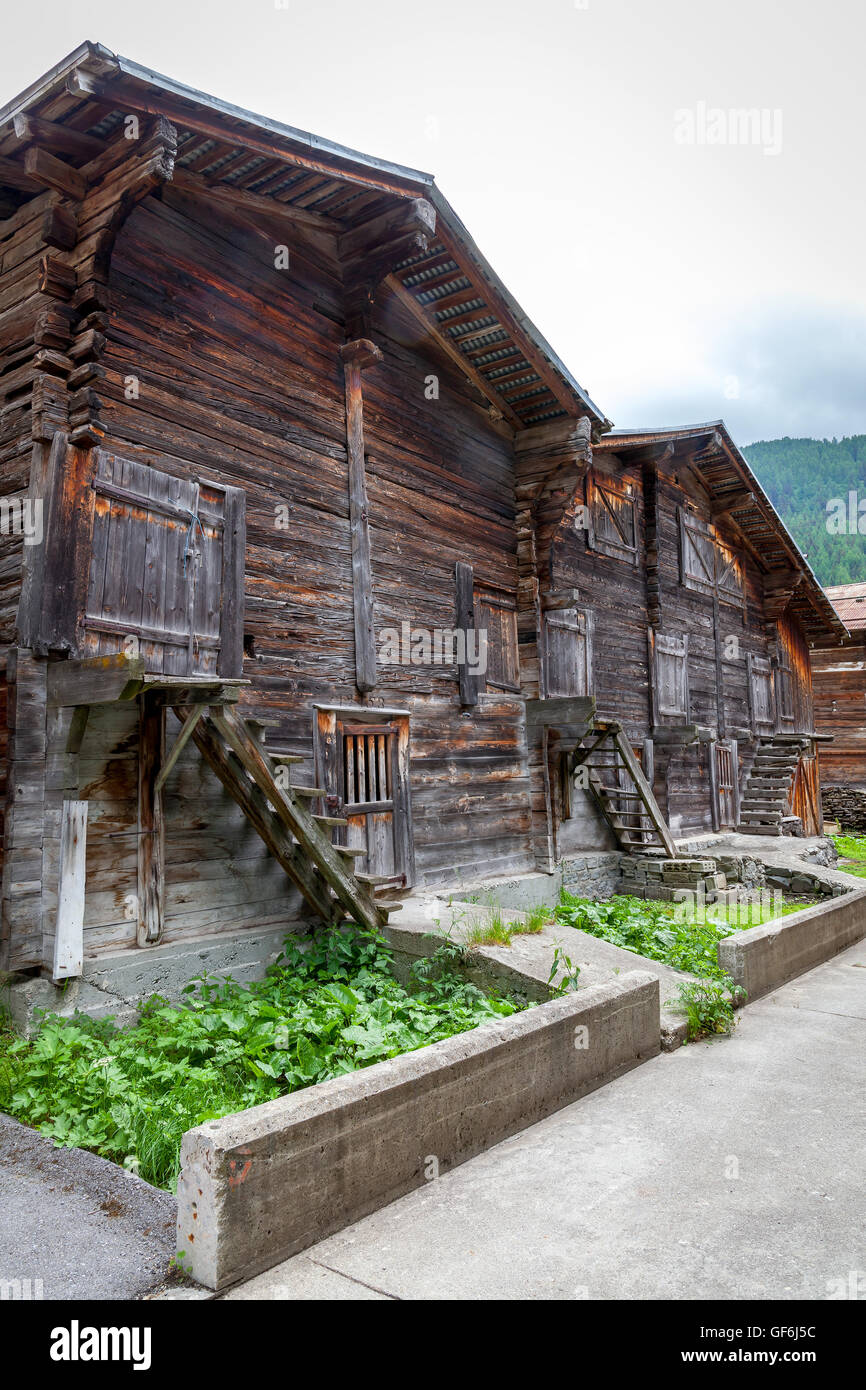 Traditional Swiss chalet Stock Photo - Alamy