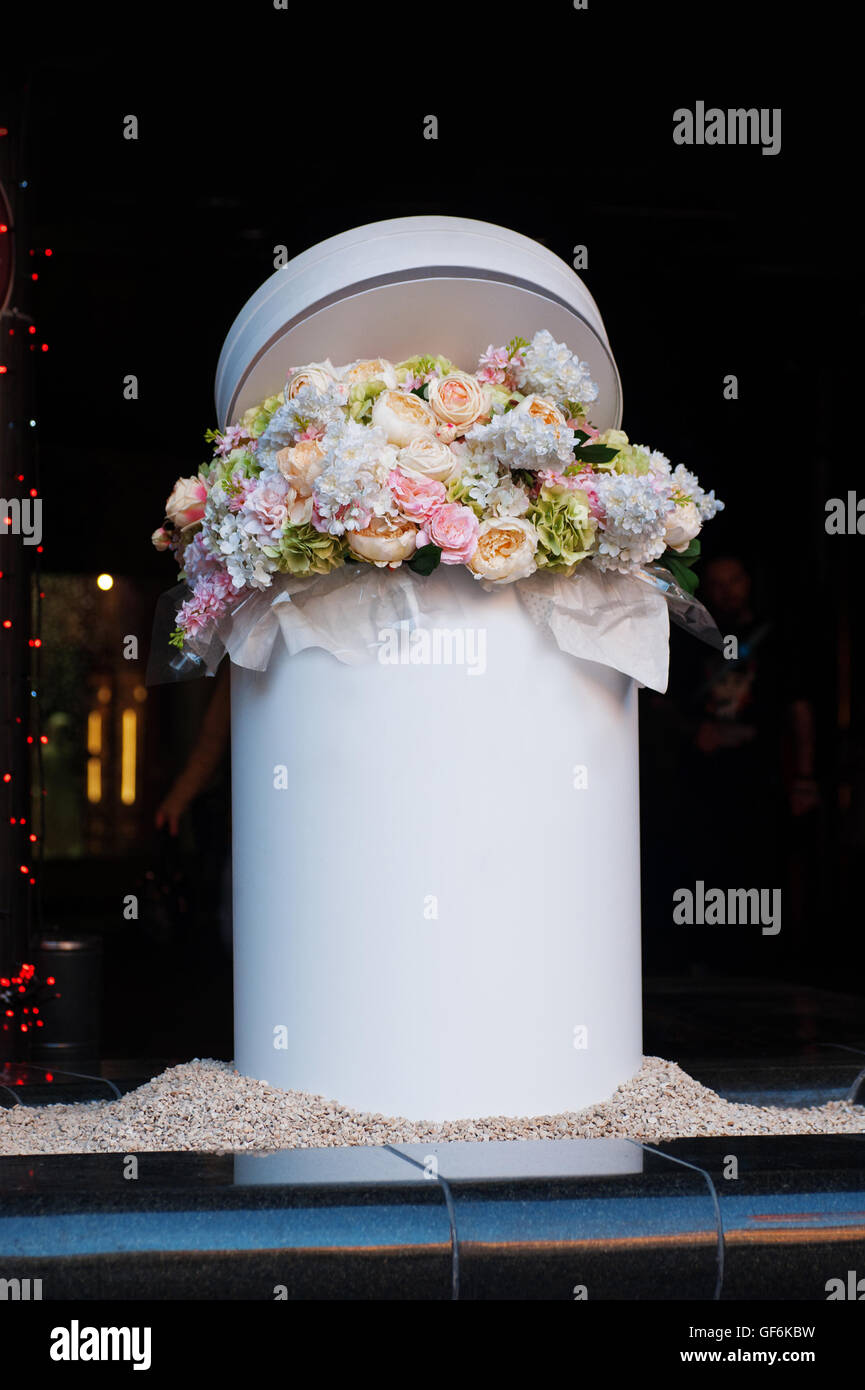 bouquet of white and pink flowers in cylinder Stock Photo - Alamy