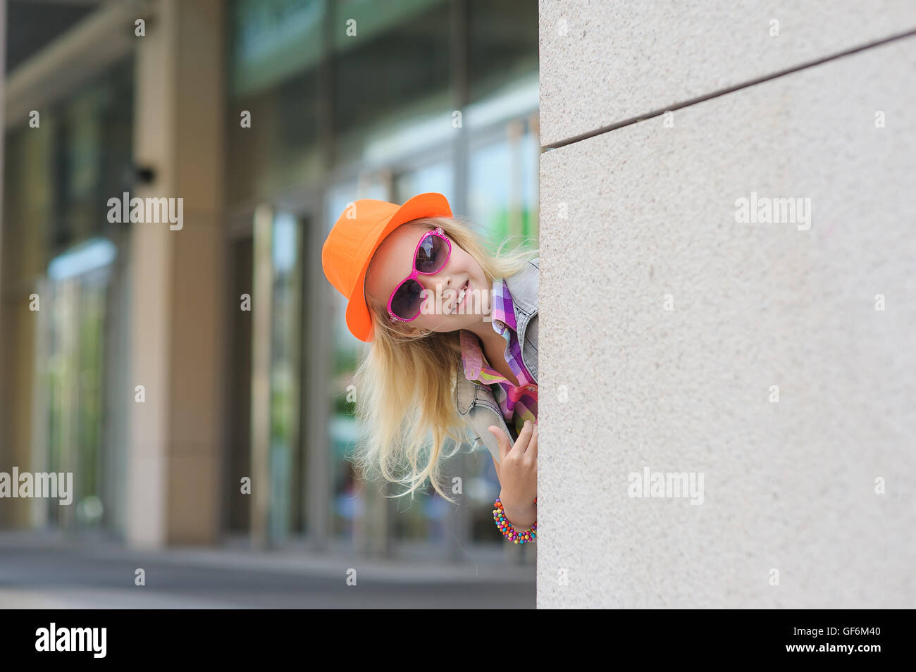 Peeking around corner hi-res stock photography and images - Alamy