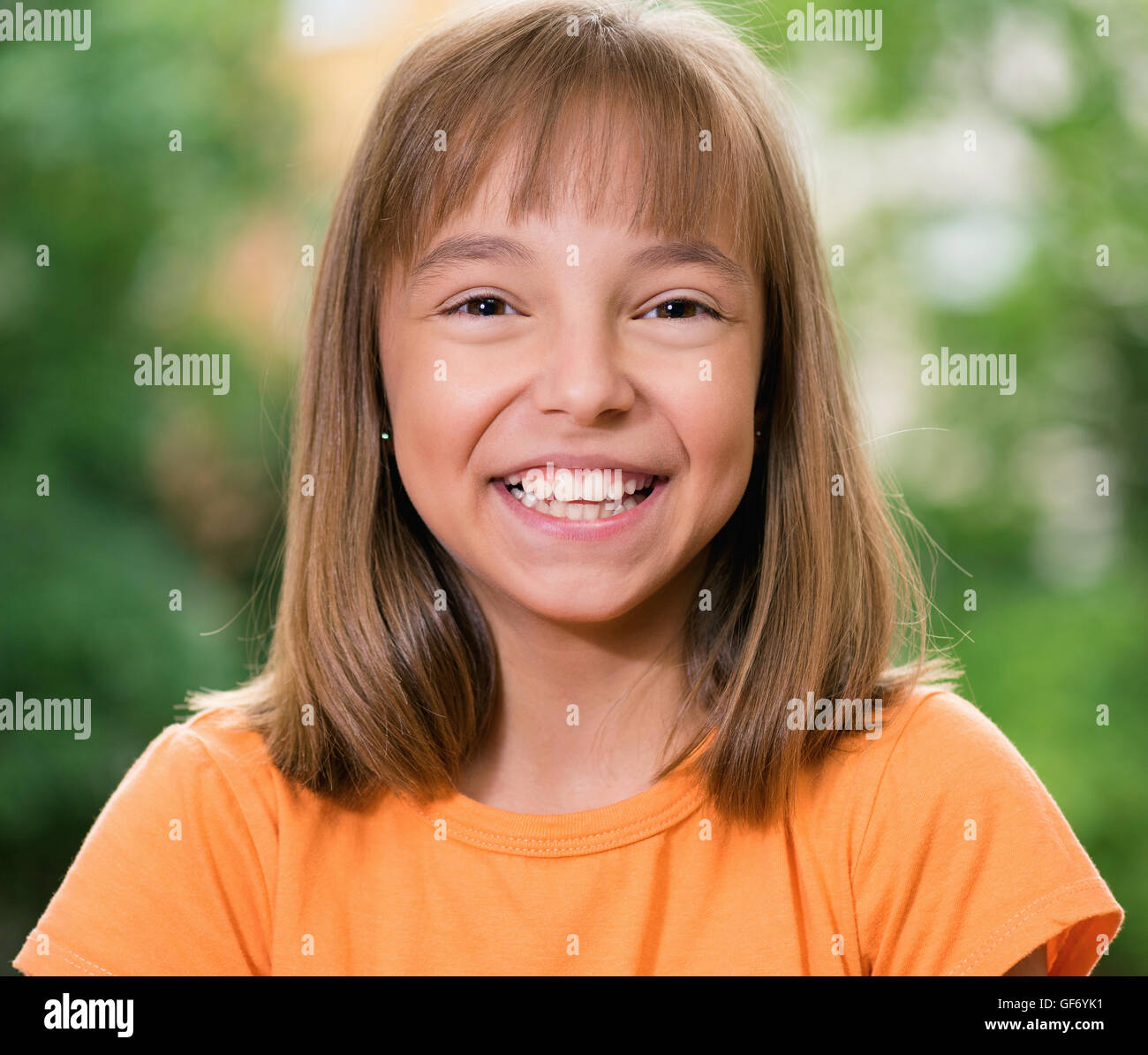 Portrait of smiling girl Stock Photo - Alamy