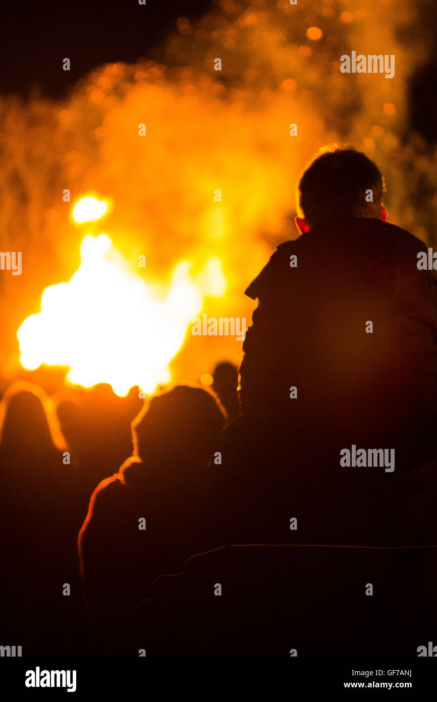 Bonfire Night Uk Bonfire Family High Resolution Stock Photography and ...