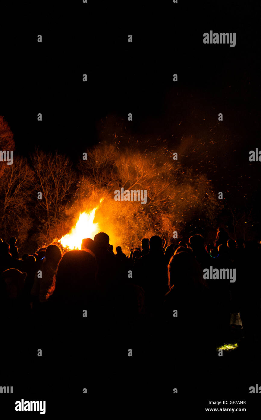 People watching bonfire hi-res stock photography and images - Alamy