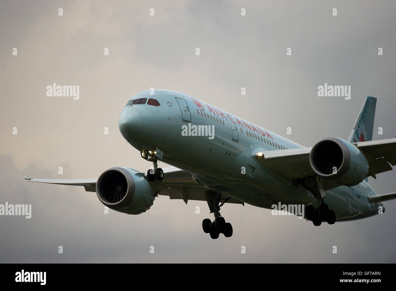 Aircraft landing at Heathrow Stock Photo - Alamy