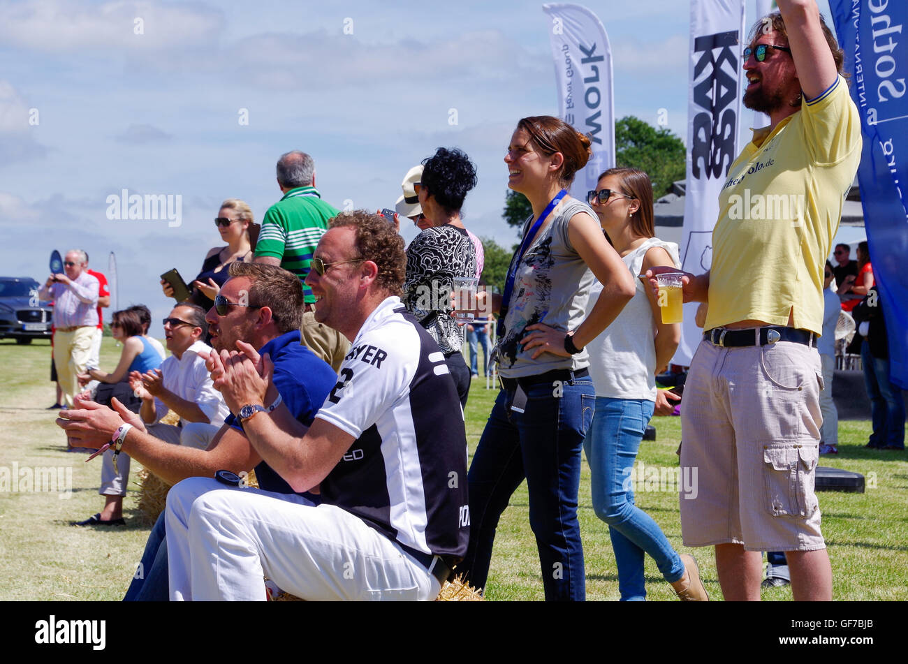 Clapping spectators hi-res stock photography and images - Alamy