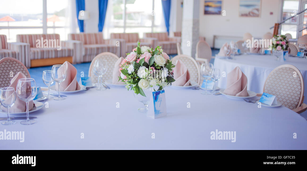 Elegant banquet hall round tables hi-res stock photography and images ...