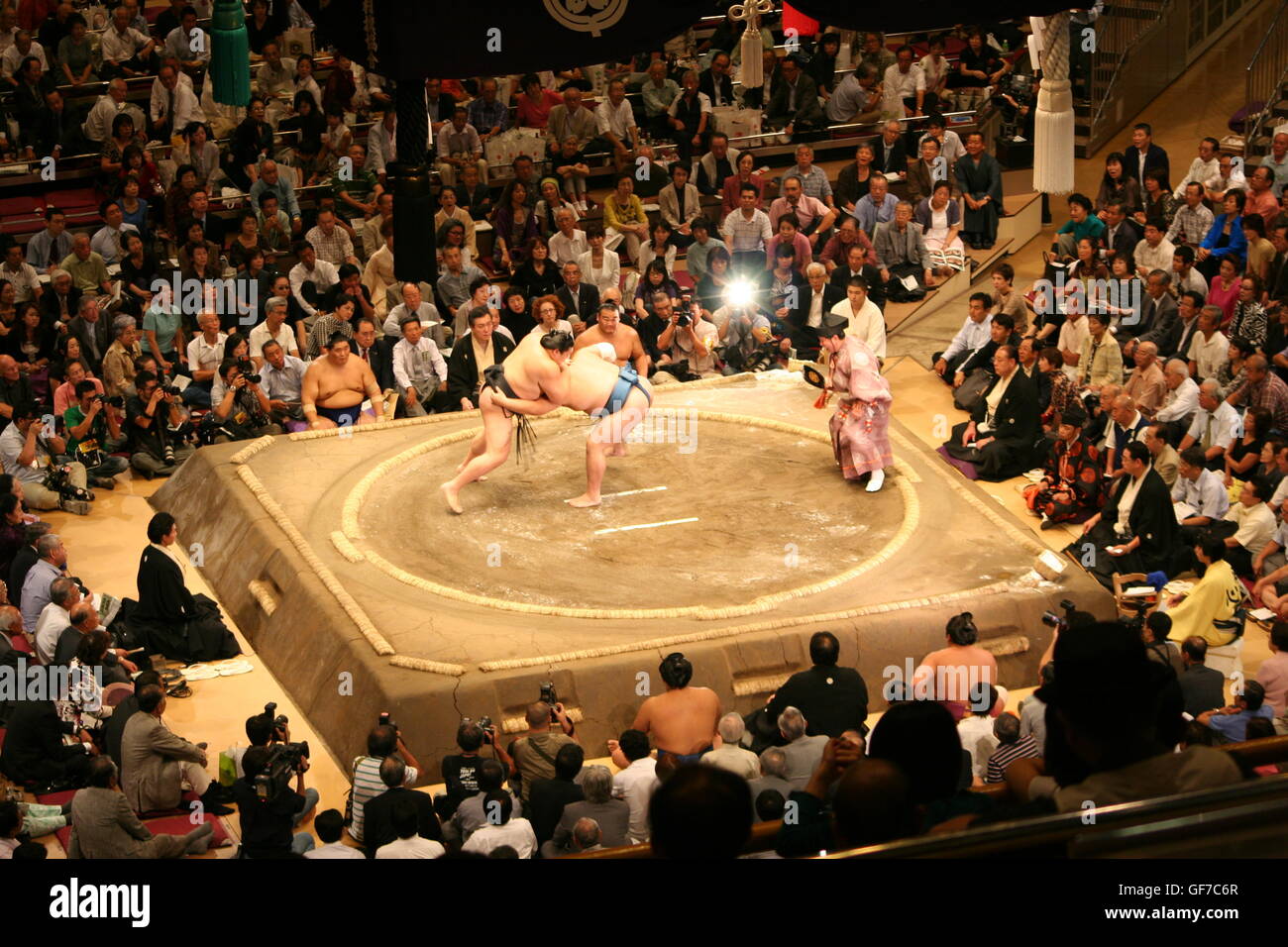 Full house for Sumo competition Stock Photo - Alamy