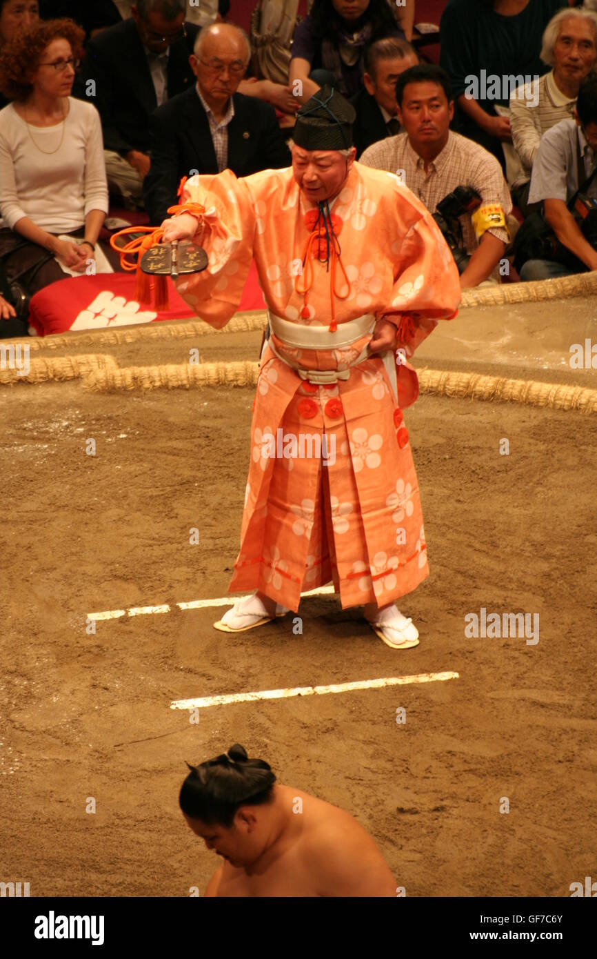 Sumo referee hi-res stock photography and images - Alamy