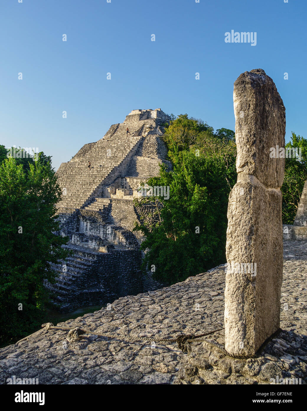Pyramid. Ruins of the ancient Mayan city of Becan, Mexico Stock Photo ...
