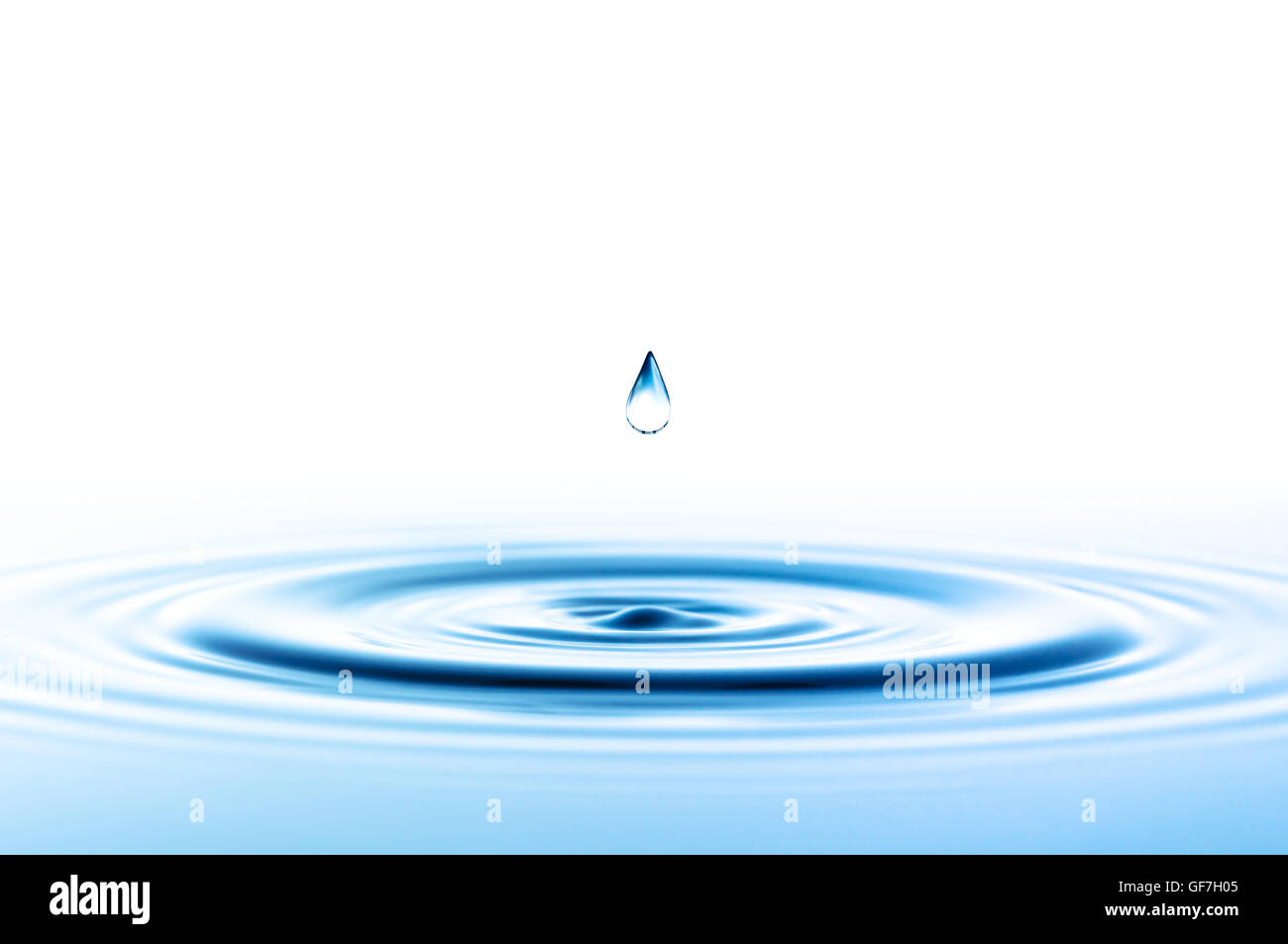 Water drop falling macro hi-res stock photography and images - Alamy