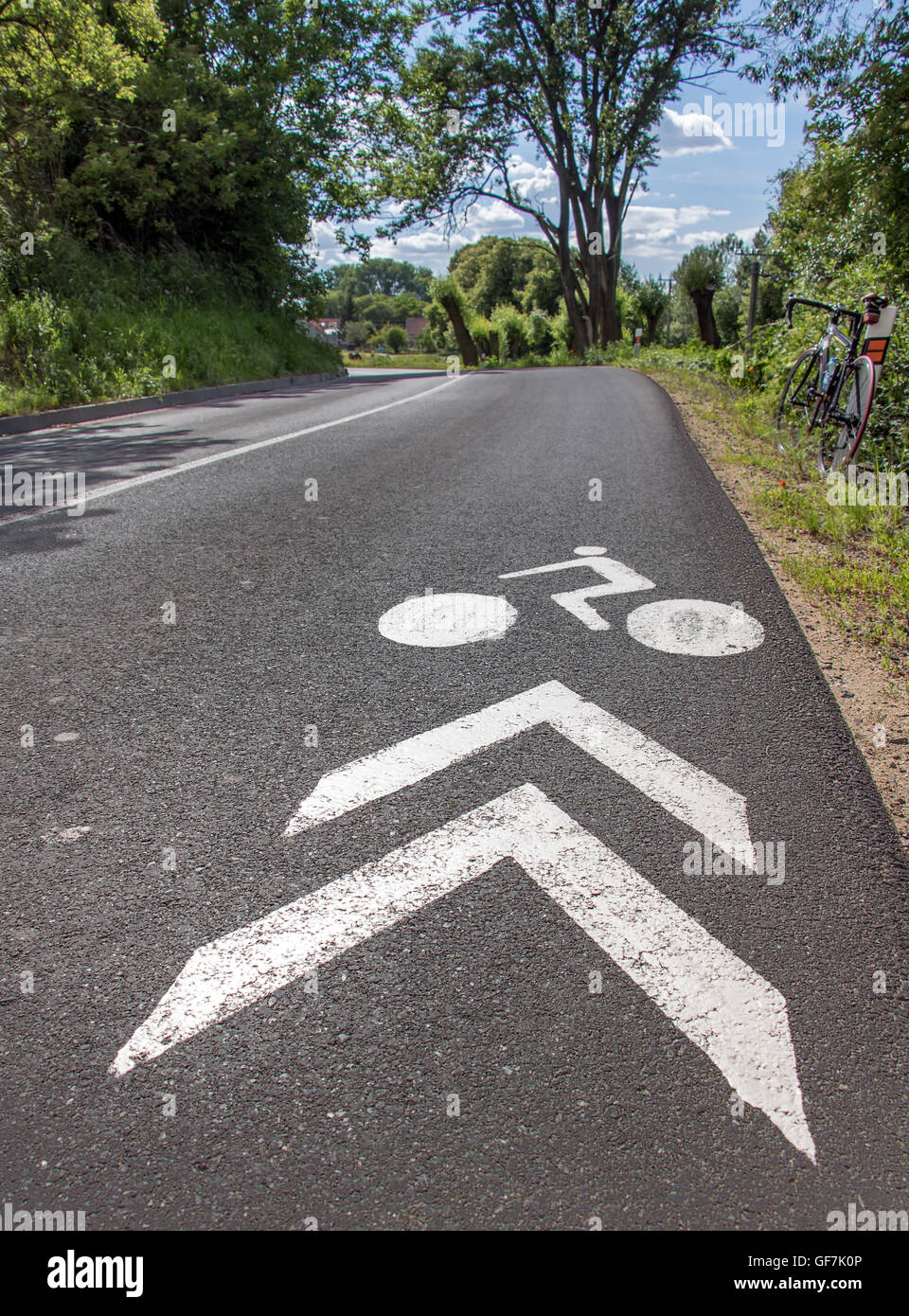 White road bicycle hi-res stock photography and images - Alamy