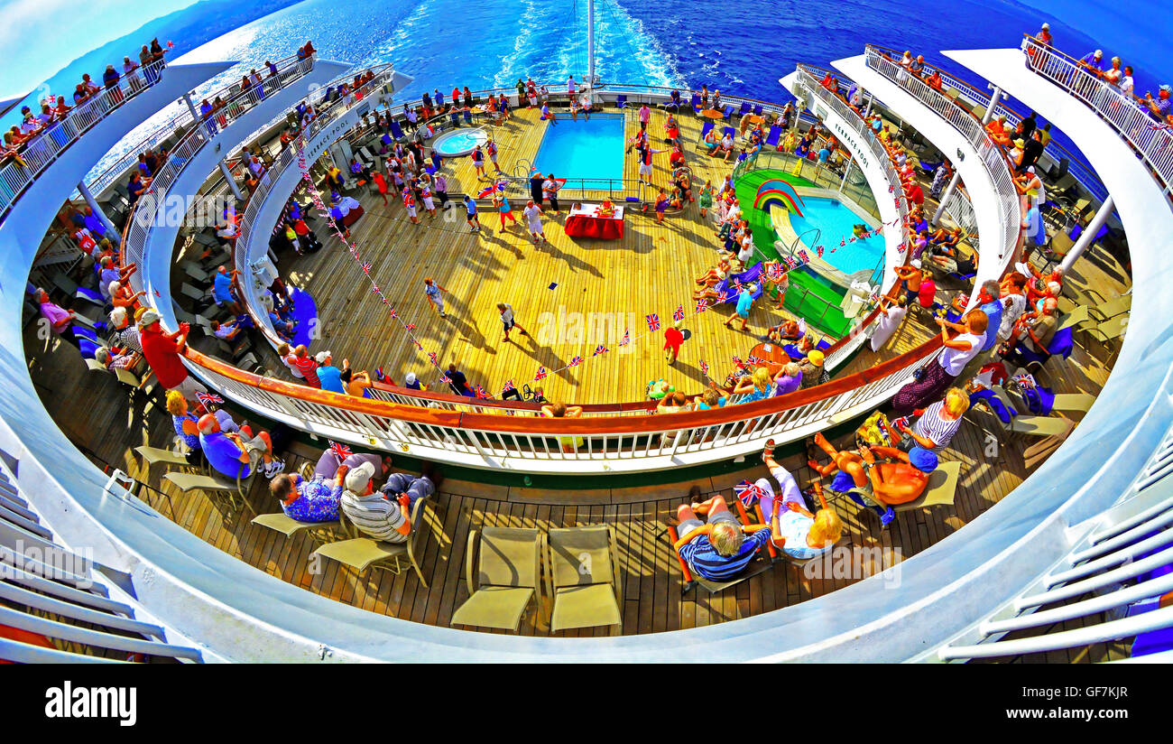 P&O cruise ship Aurora leaving Messina Sicily party Stock Photo - Alamy