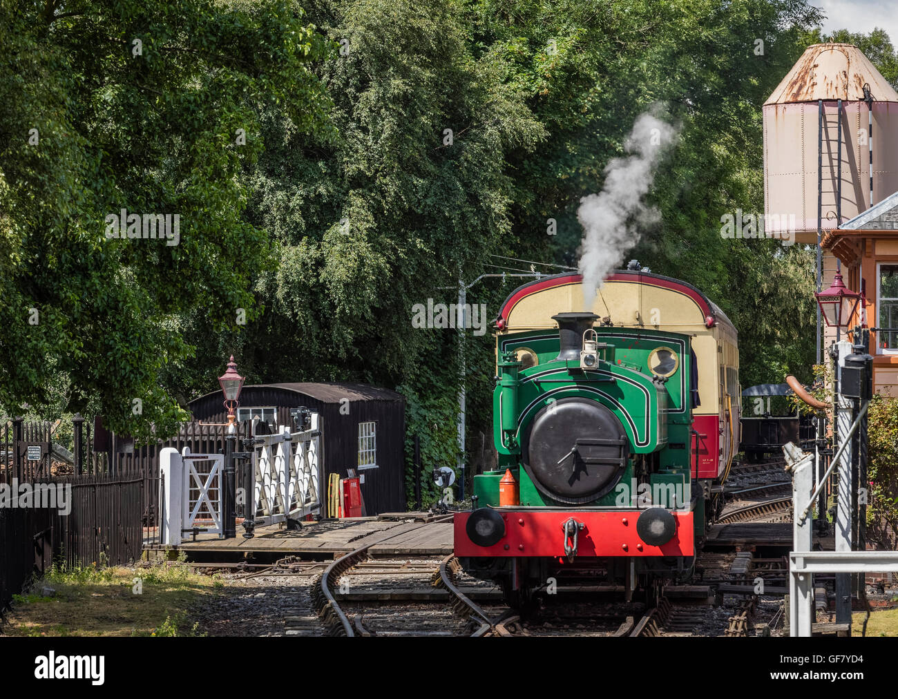 Red and green train High Resolution Stock Photography and Images - Alamy