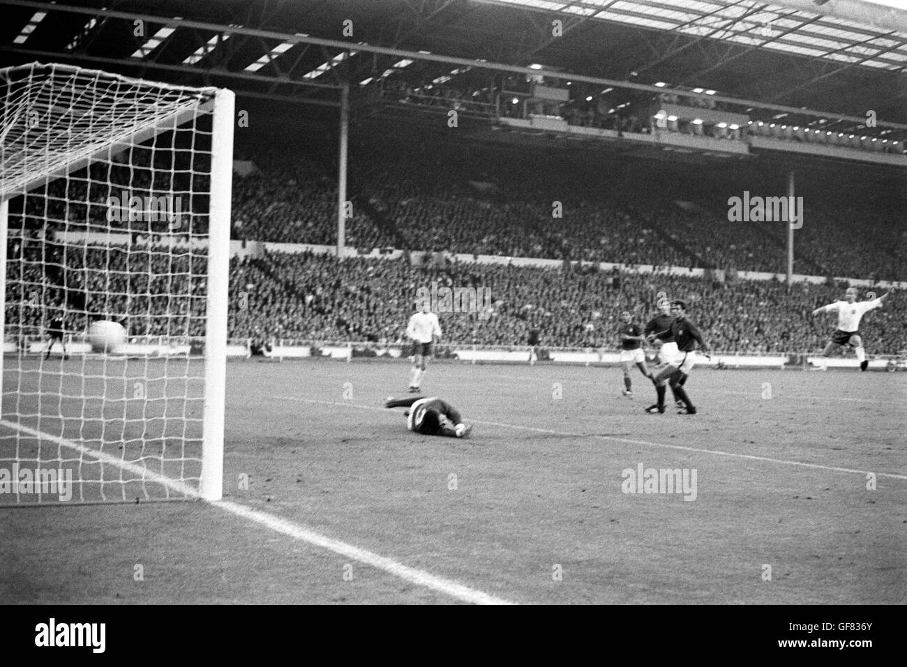 Bobby charlton 1966 Black and White Stock Photos & Images - Alamy
