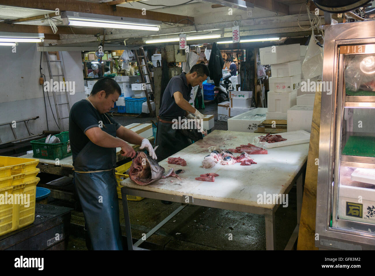 Man processing fish at the Tsukiji Fish Market Stock Photo - Alamy