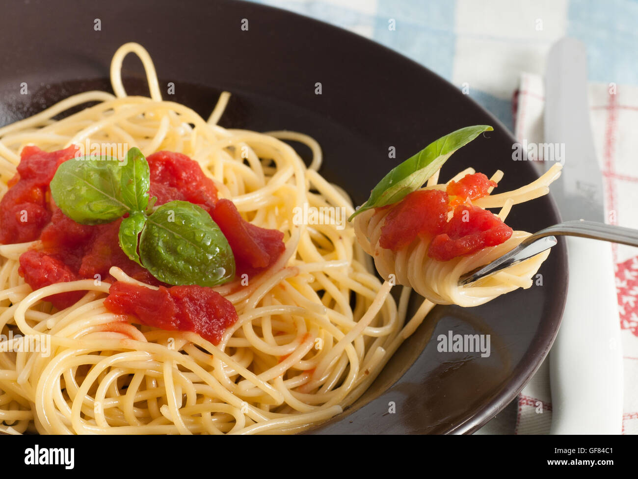 spaghetti with fresh tomato and basil Stock Photo - Alamy