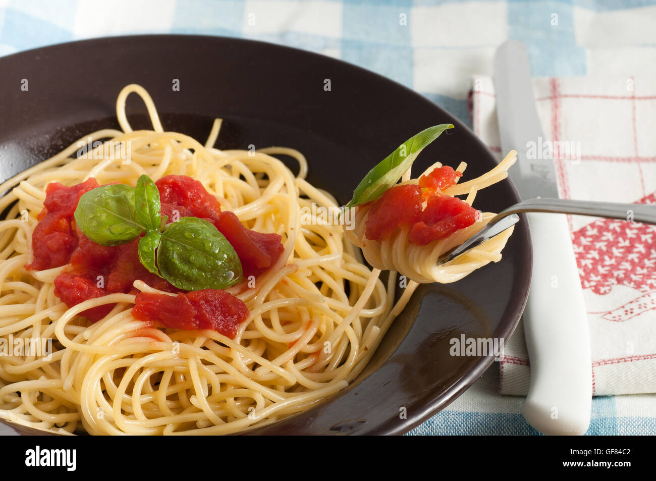 spaghetti with fresh tomato and basil Stock Photo - Alamy