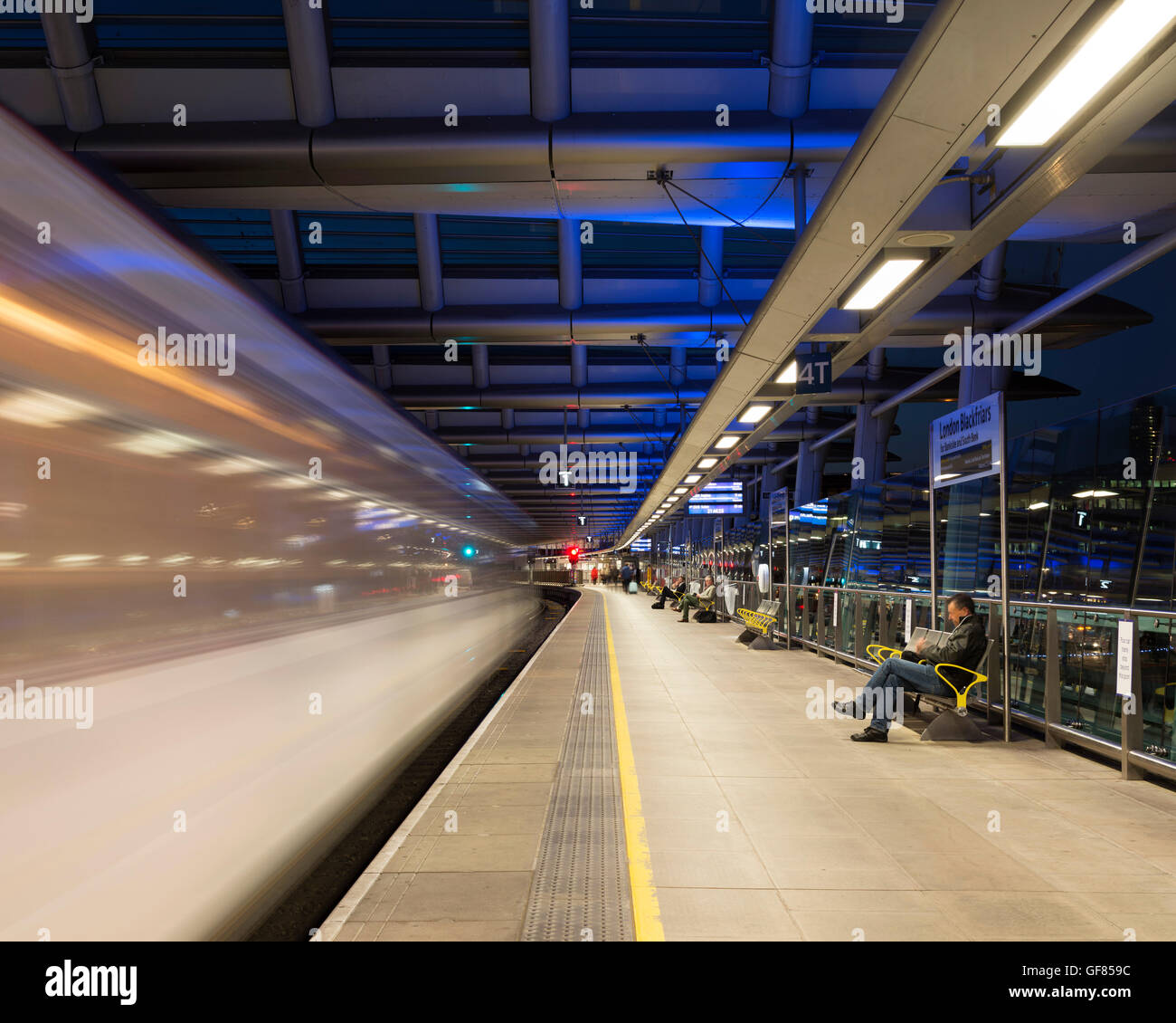 London victoria train platform hi-res stock photography and images - Alamy