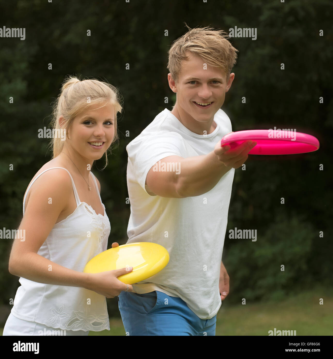 Couples playing flying disc hi-res stock photography and images - Alamy