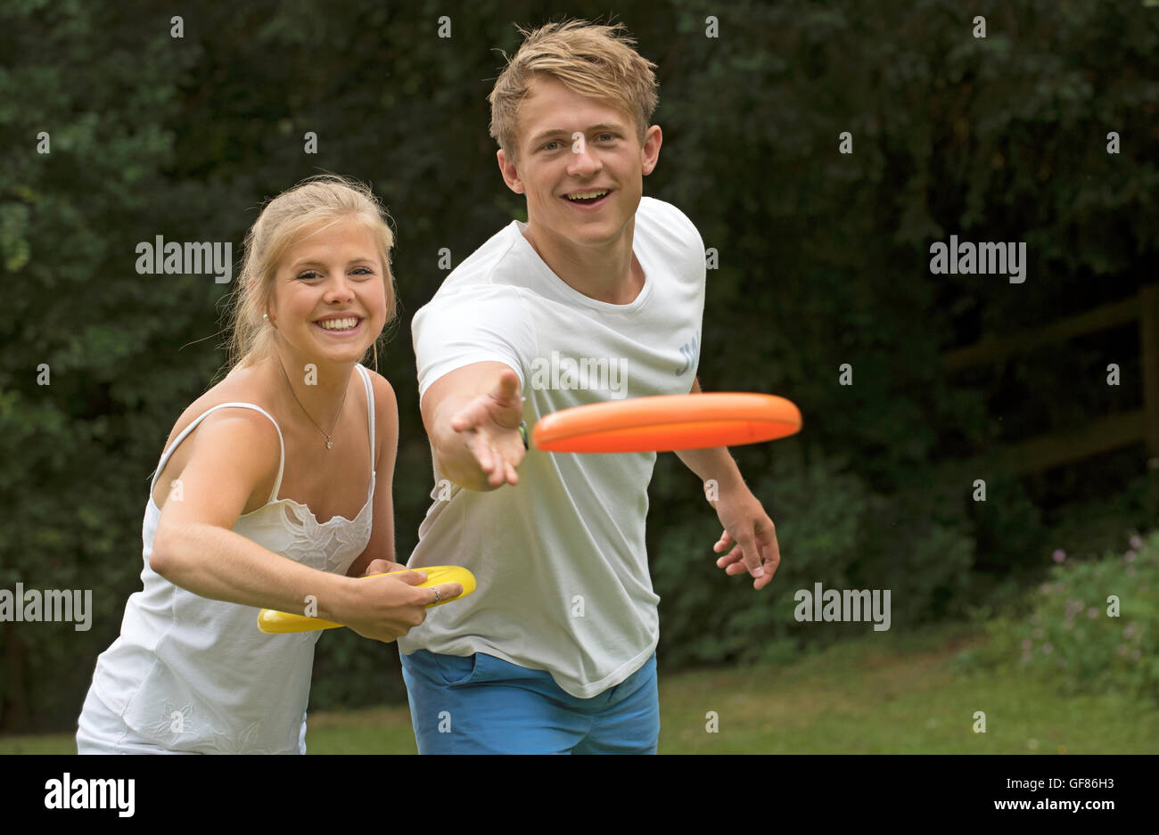 Teenagers playing flying disc hi-res stock photography and images - Alamy