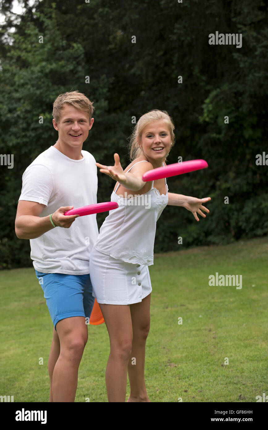 Couples playing flying disc hi-res stock photography and images - Alamy